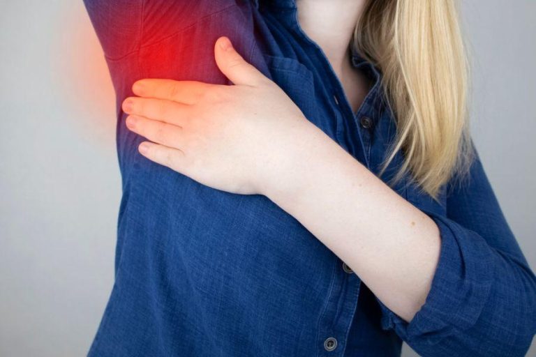 Douleur au muscle sous l’aisselle : quelles sont les causes et que ...